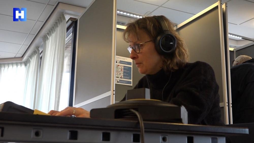 Met wat hulp kleurt slechtziende Sandra voor het eerst zelf het juiste ...