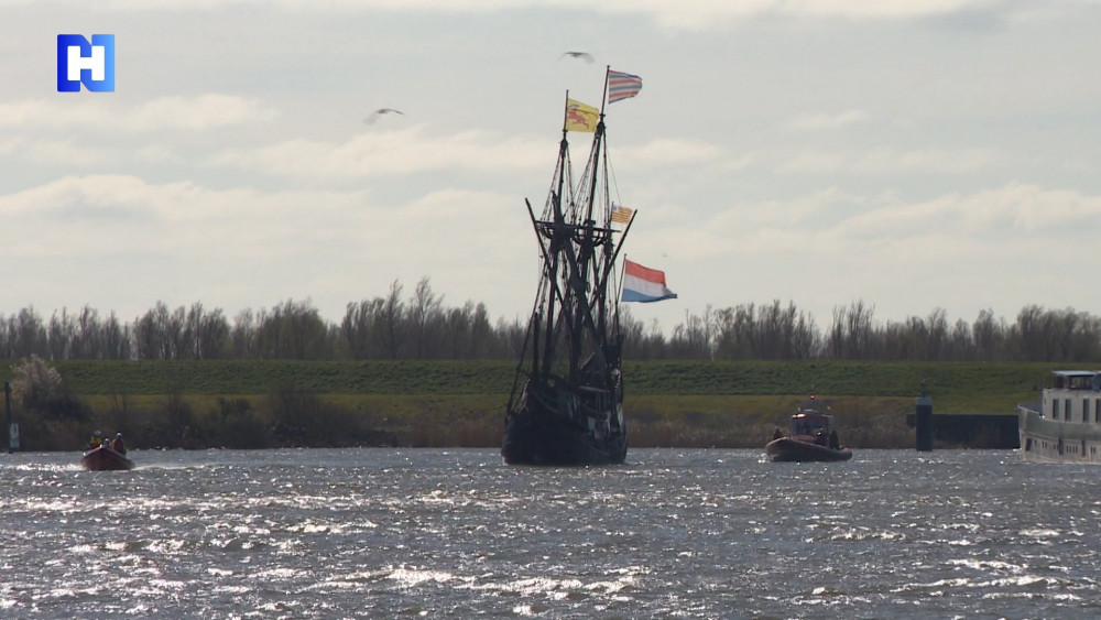 Replica de Halve Maen in Enkhuizen aangekomen: 'Bijzonder dat het hier ...