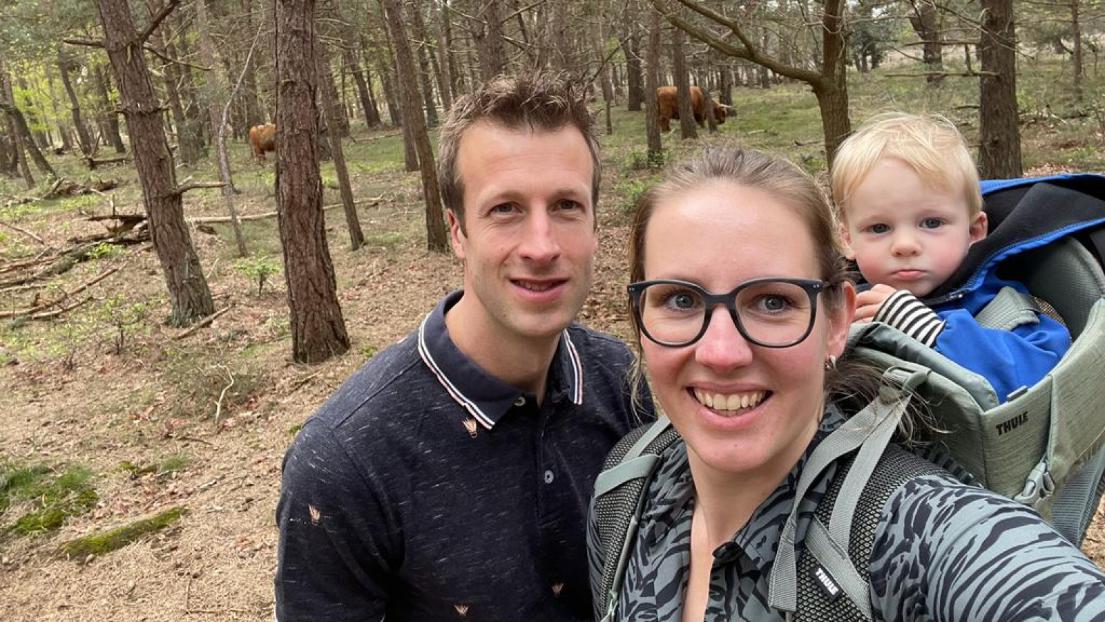 Sandra gaat met zoontje Joost (1,5) in haar rugzak de Alpe d'Huez op - NH Nieuws