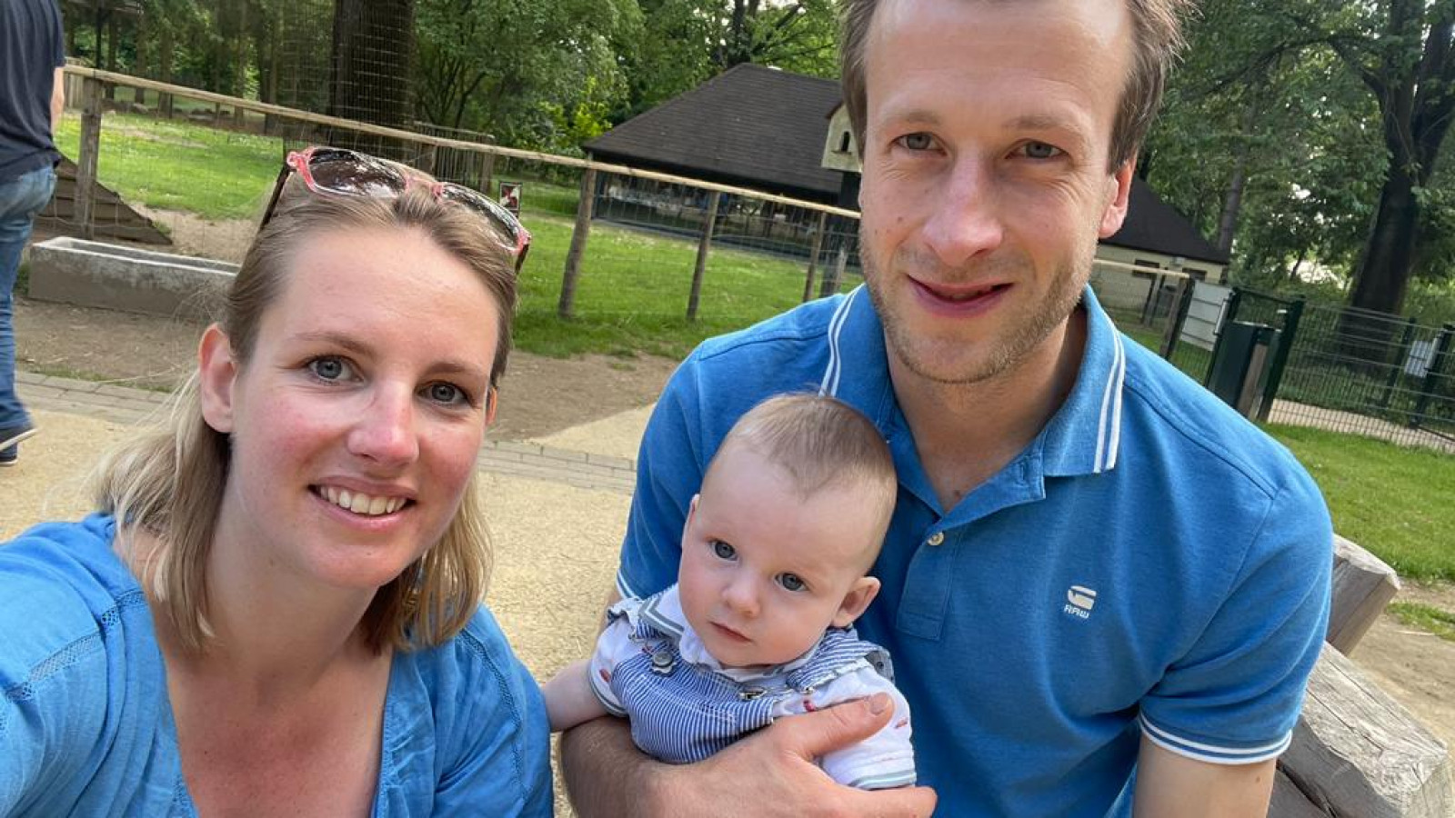 Sandra gaat met zoontje Joost (1,5) in haar rugzak de Alpe d'Huez op ...