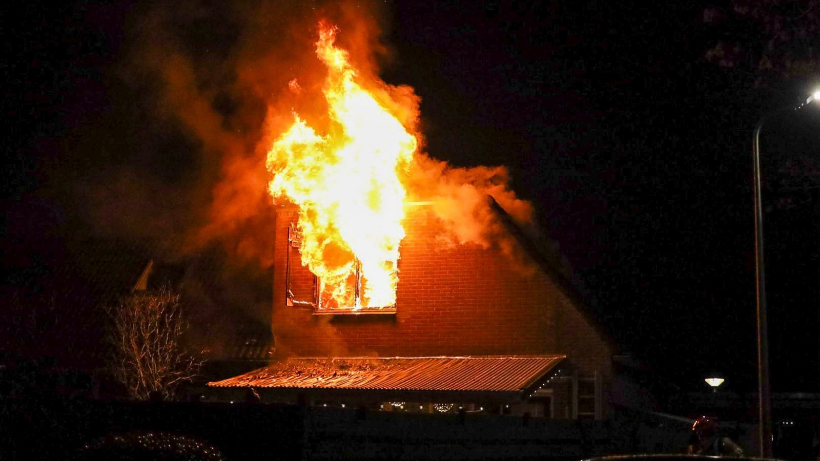 Uitslaande brand in woning in Huizen - NH Nieuws