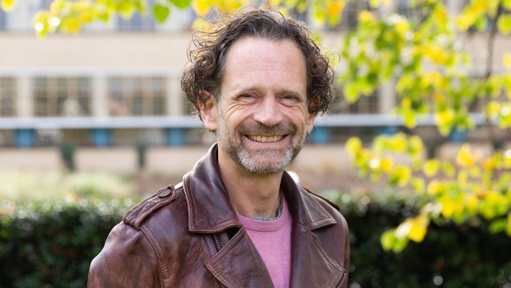 Officieel: na twee maanden is in opspraak geraakte Hilversumse wethouder 'gewoon' terug - NH Nieuws