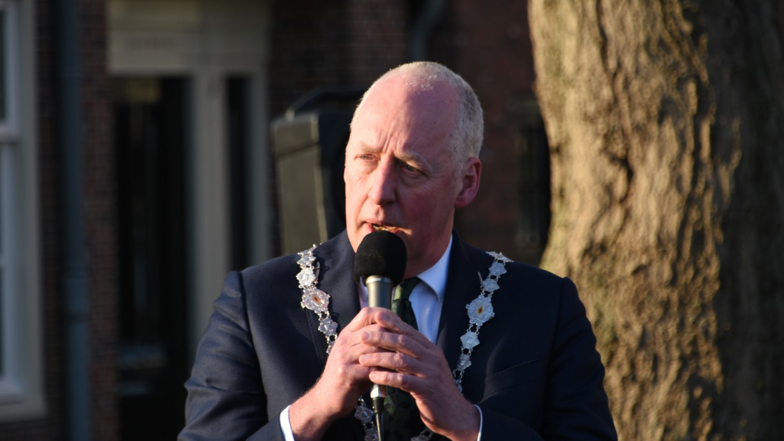 Enkhuizer WOII-bombardement met 25 doden herdacht met nieuwe plaquette ...