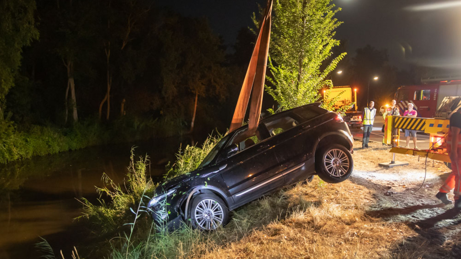 Auto rijdt water in bij sluis in Kortenhoef - NH Nieuws