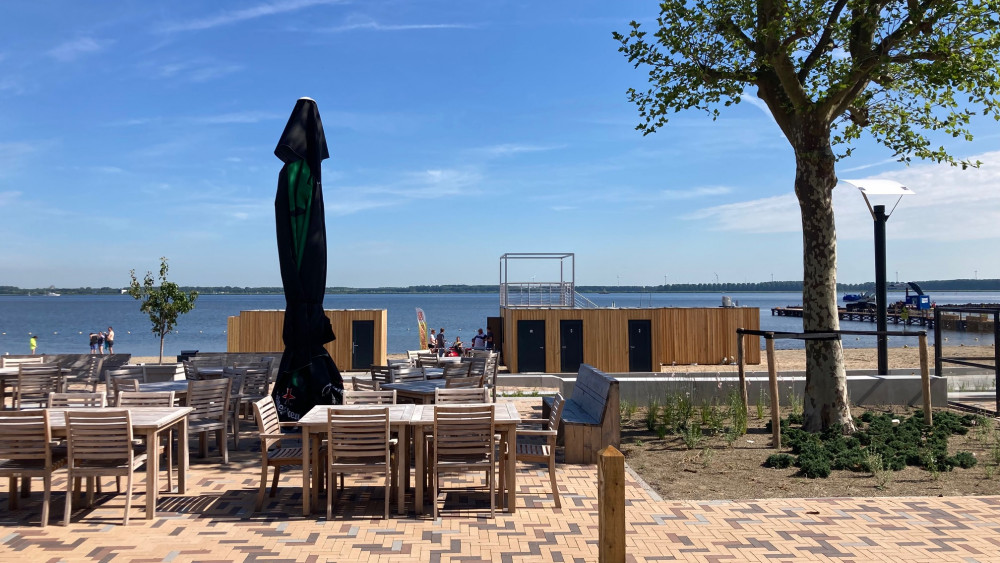 Net opgeleverd, maar nu al veel mis met flink opgeknapt Huizer strandje ...