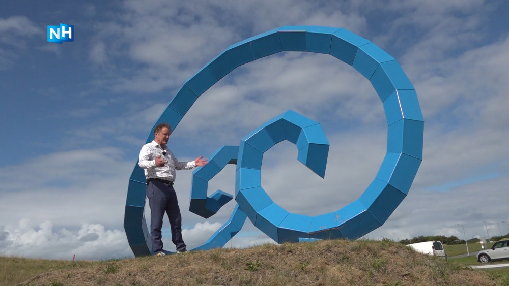 Stormvaste beelden van Roland de Jong Orlando aan zee bij Petten en ...