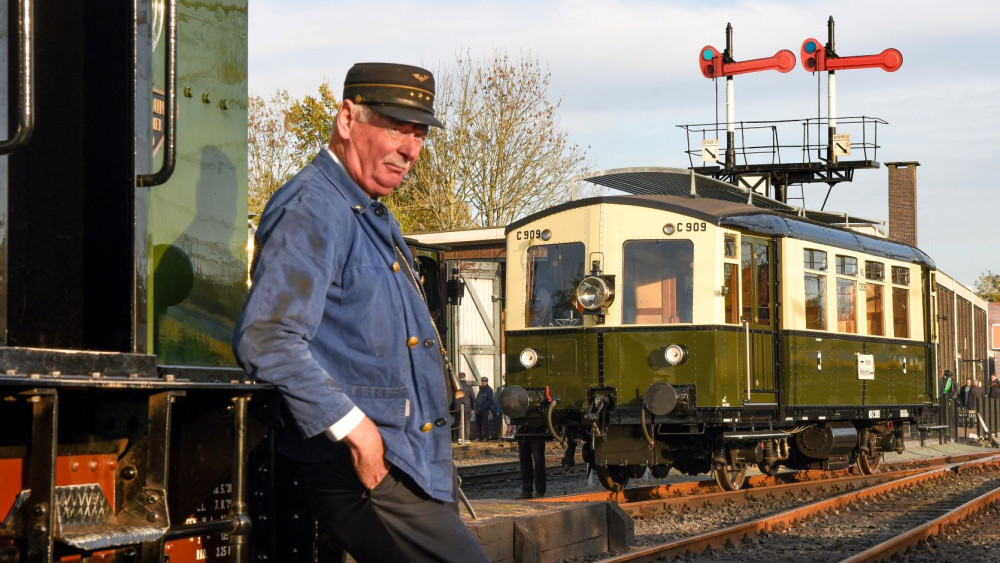 Na 50 jaar bij de Museumstoomtram gaat Cees Pols fluitend verder: "Tot ...