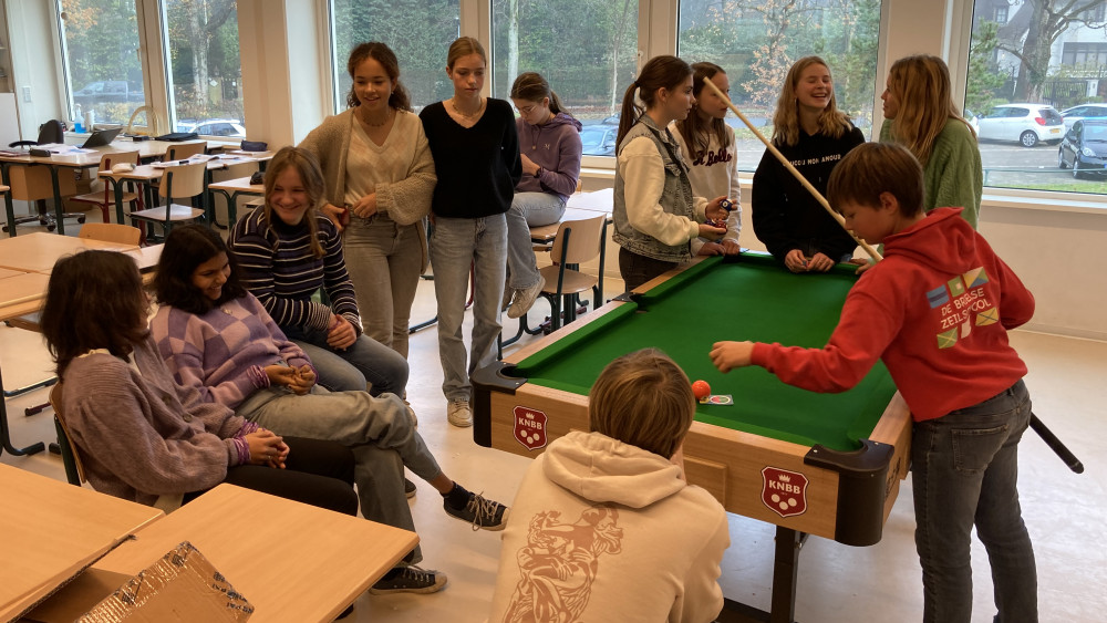 Pooltafel in wiskundelokaal: "We gaan berekenen hoe je de bal het beste ...