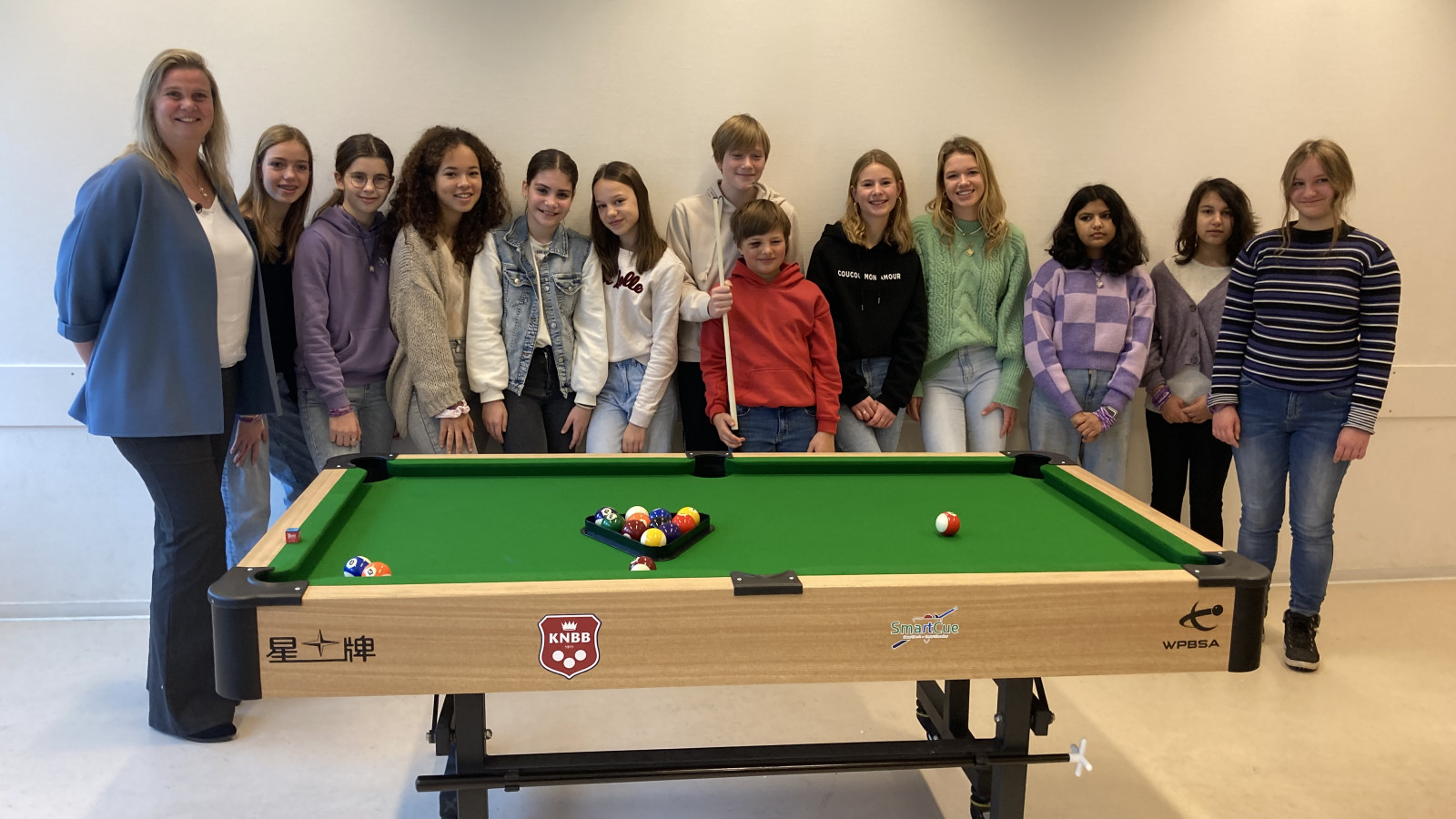 Pooltafel in wiskundelokaal: "We gaan berekenen hoe je de bal het beste ...