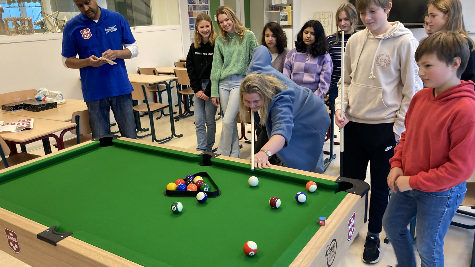 Pooltafel in wiskundelokaal: "We gaan berekenen hoe je de bal het beste ...
